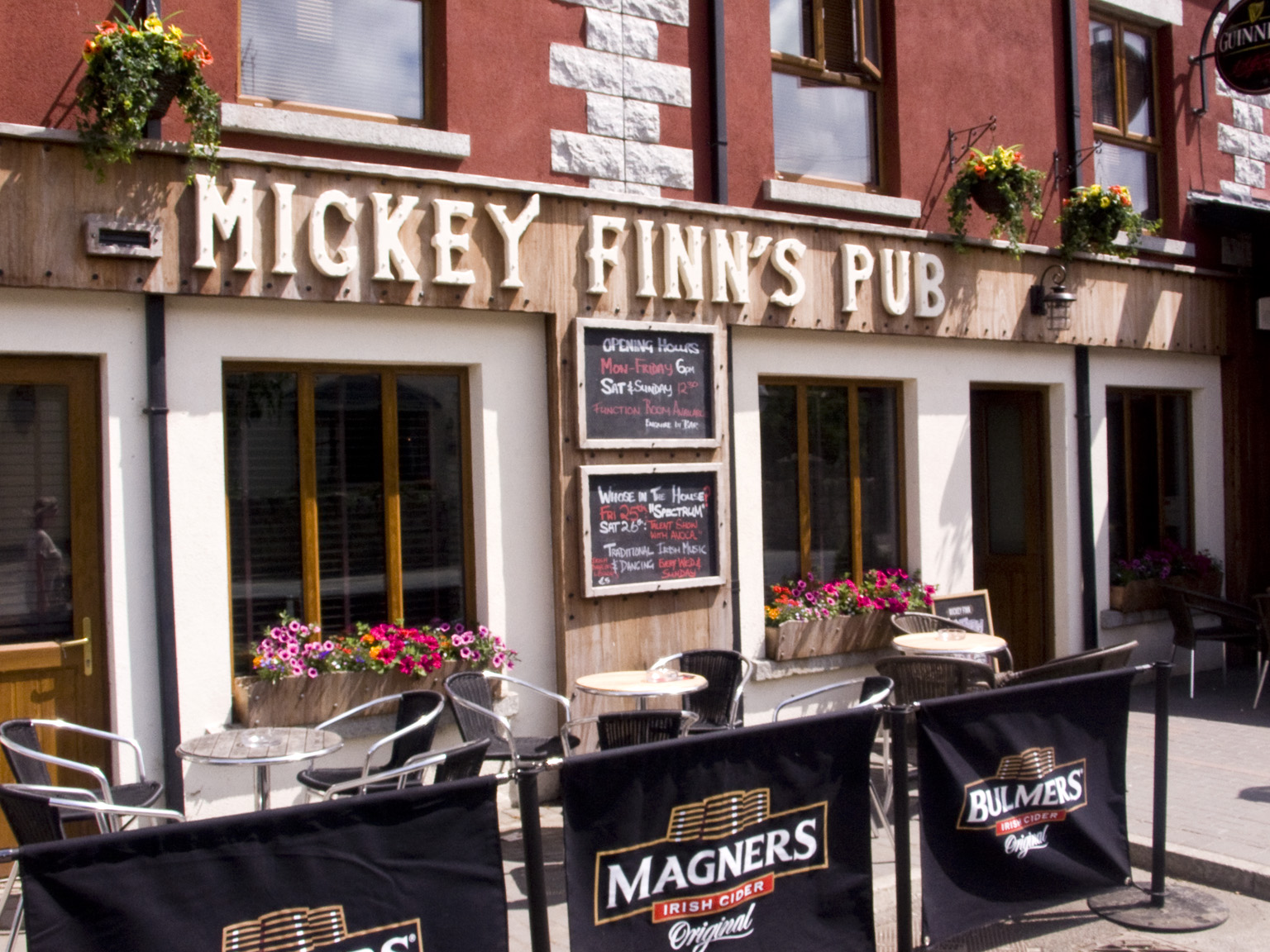 Mickey Finns Pub - Irish Pubs